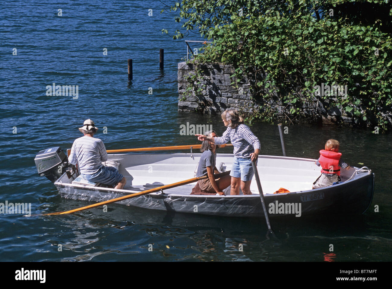 Family on rowing boat hi-res stock photography and images - Alamy