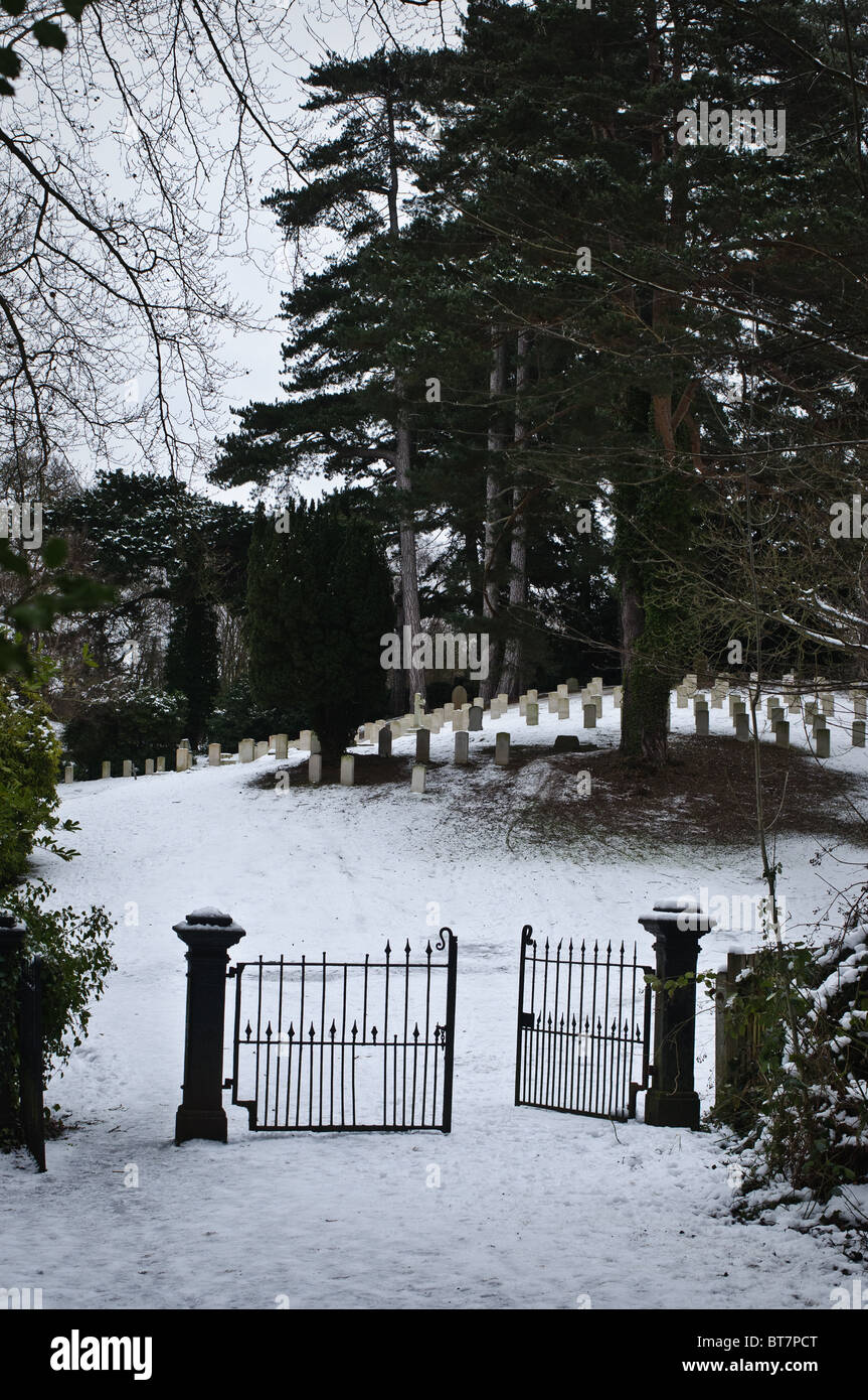 Cemetery and snowy graves hi-res stock photography and images - Alamy