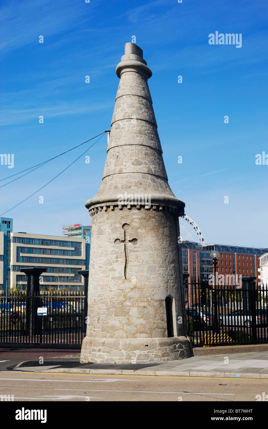Pillars at the entrance to Wapping Dock / Queens Wharf and Kings Dock ...