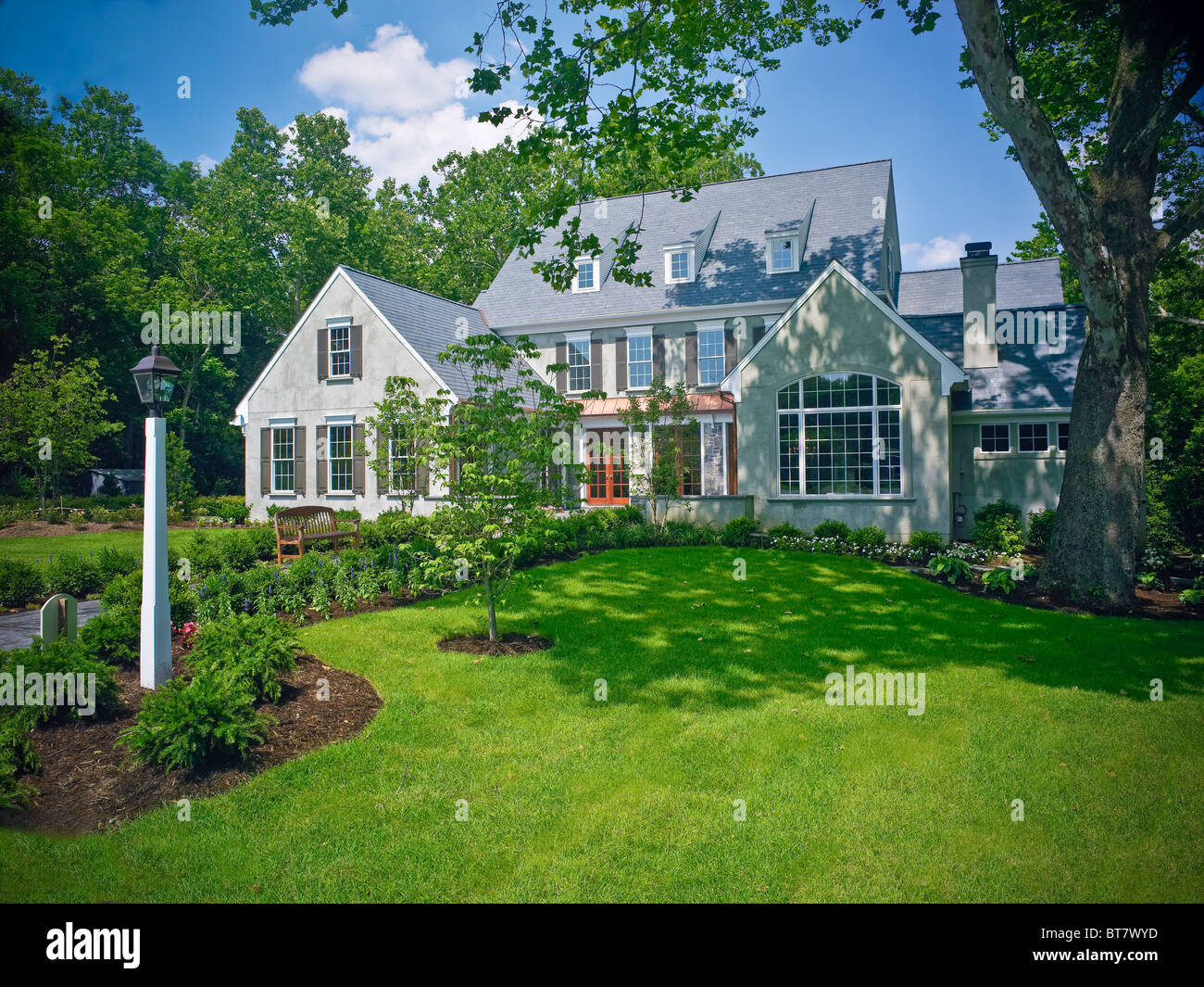 residential lamp post, green lawn Stock Photo - Alamy