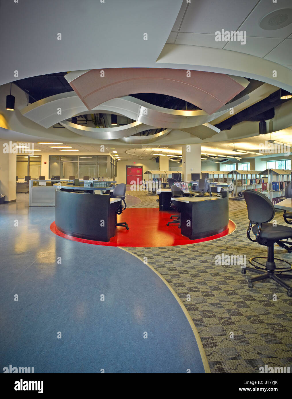 Interior high school library Stock Photo - Alamy