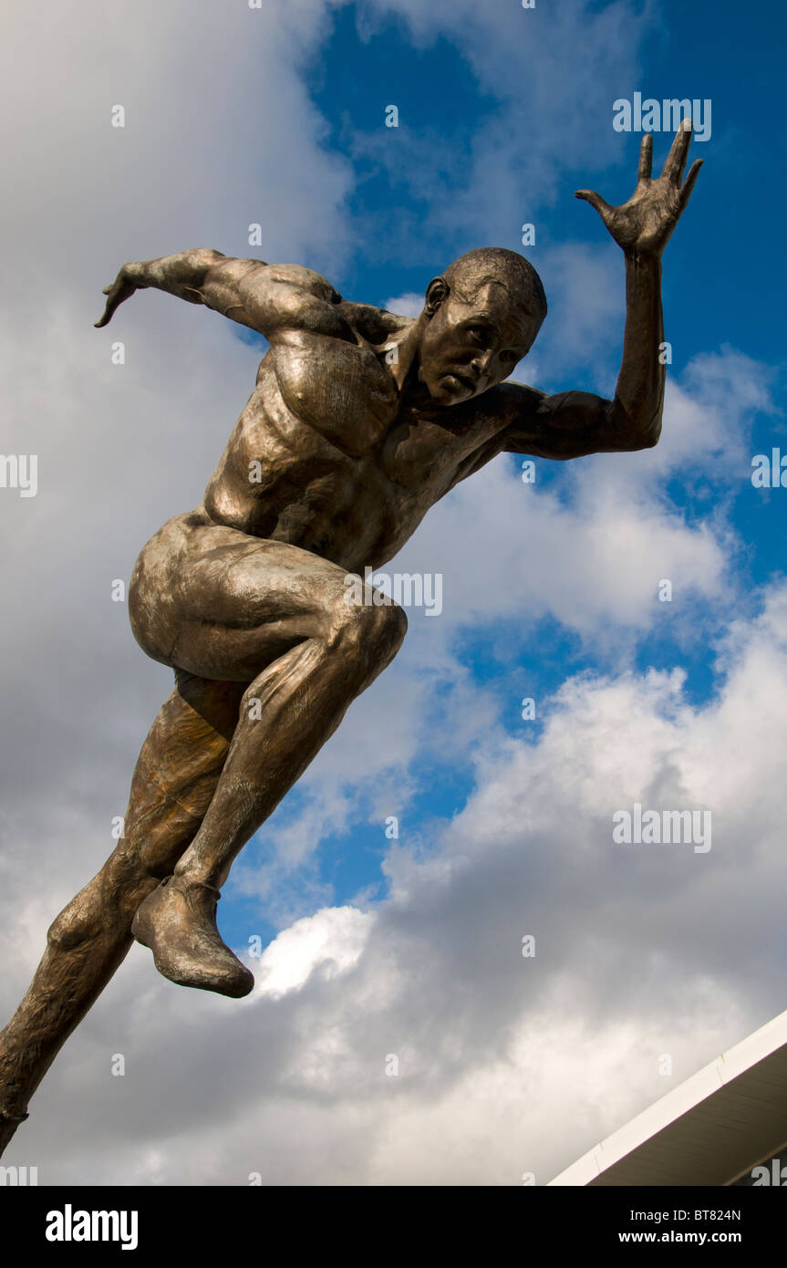 The Runner, a sculpture by Colin Spofforth, at the City of Manchester ...