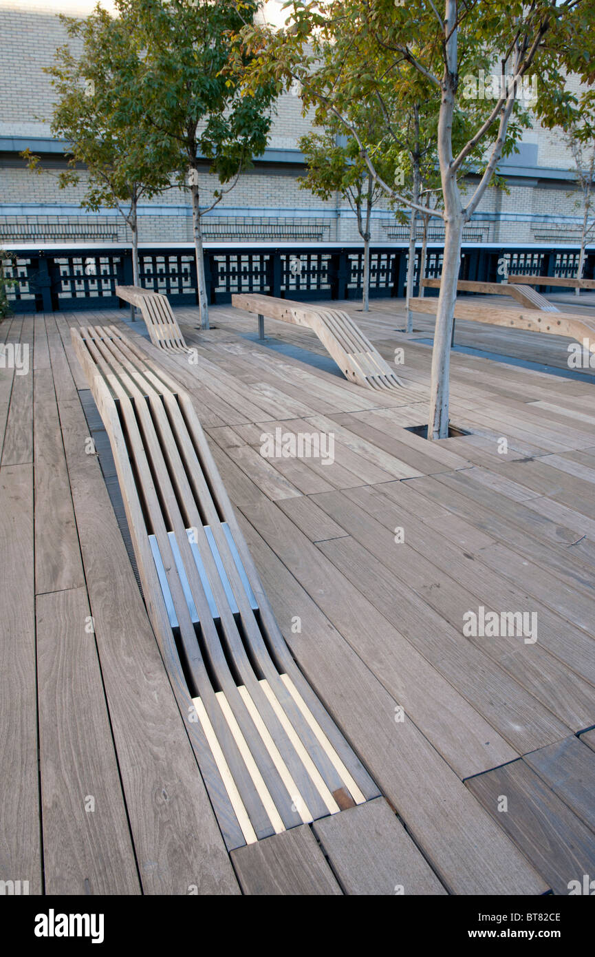 New High Line elevated landscaped public walkway built on old railway ...