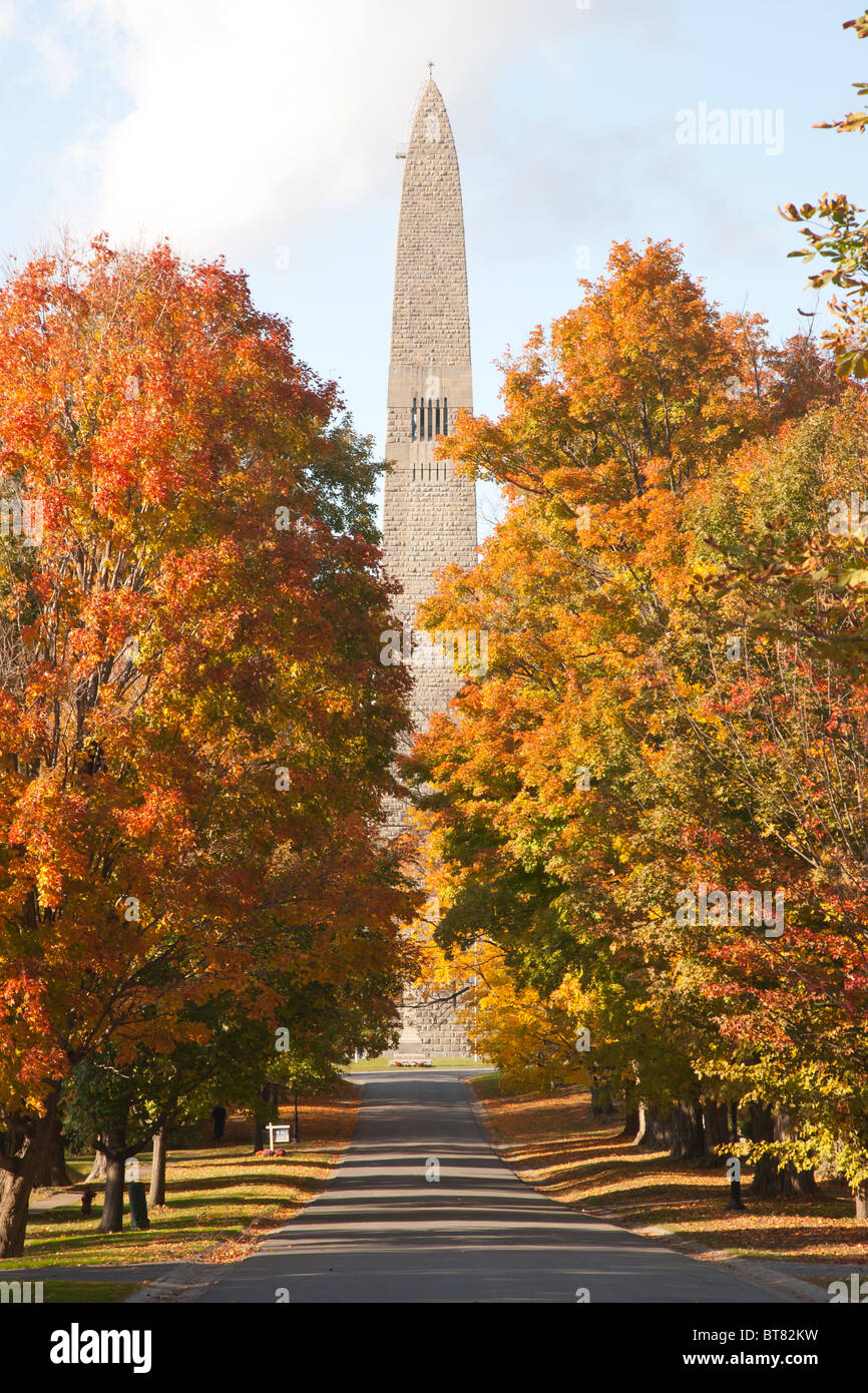 The Bennington Battle Monument and fall foliage along Monument Avenue ...