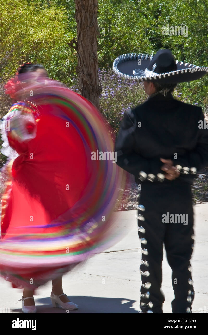 ballet folklorico mexican dancers performing outdoors Stock Photo - Alamy