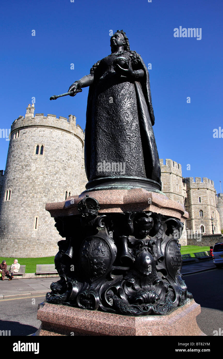 Statue of Queen Victoria outside walls of Windsor Castle, Windsor ...