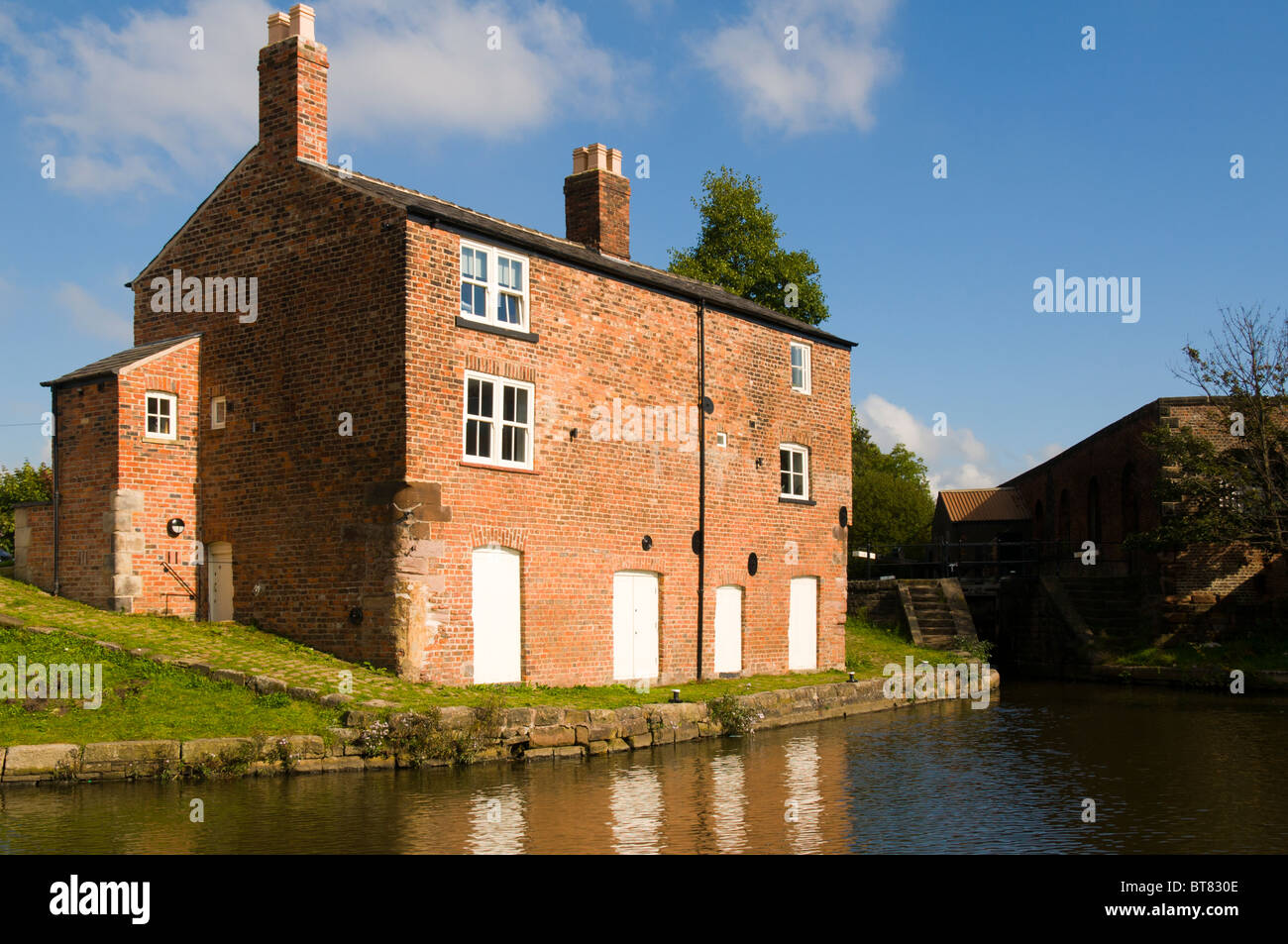 Former lock keeper's cottage by Lock 2 of the Ashton Canal, Ancoats ...