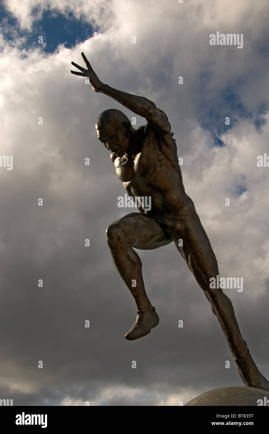 The Runner, a sculpture by Colin Spofforth, at the City of Manchester ...