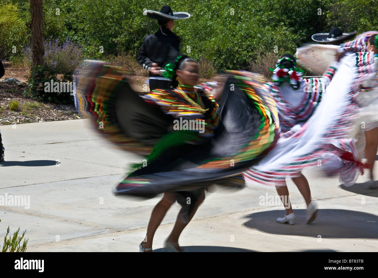ballet folklorico mexican dancers performing outdoors Stock Photo - Alamy