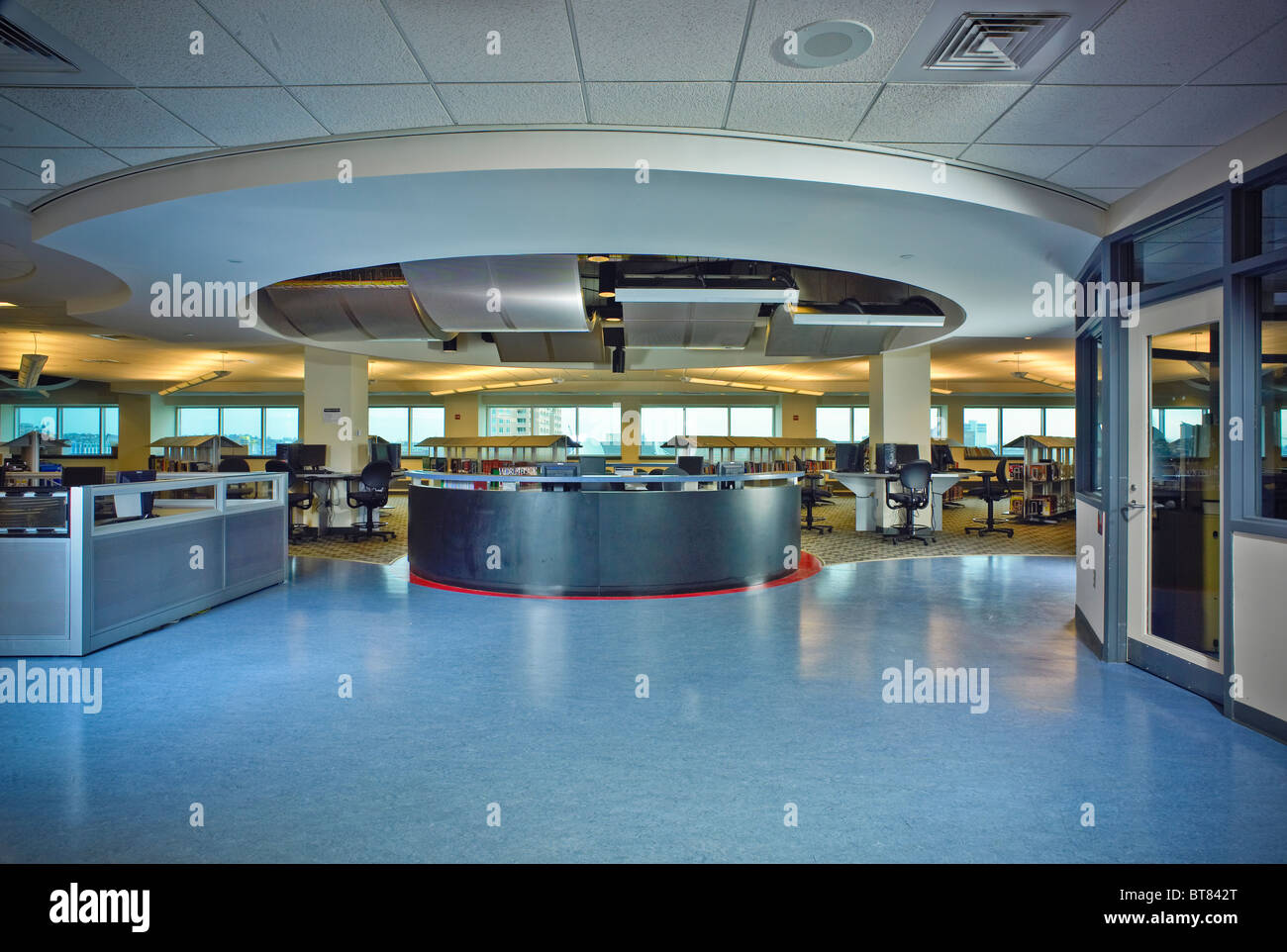 Interior high school library Stock Photo - Alamy