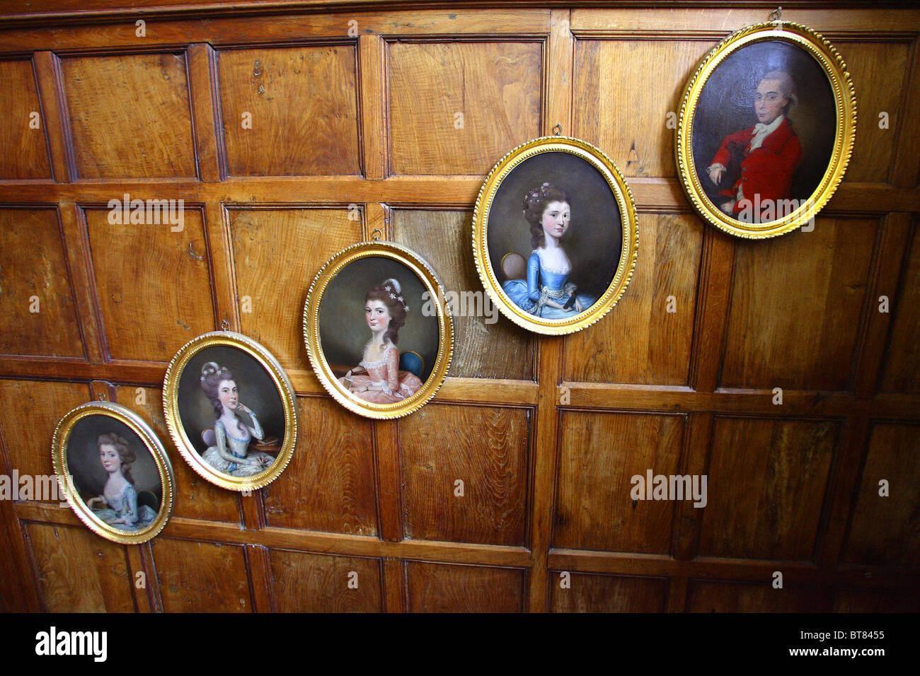 Oval portraits hi-res stock photography and images - Alamy