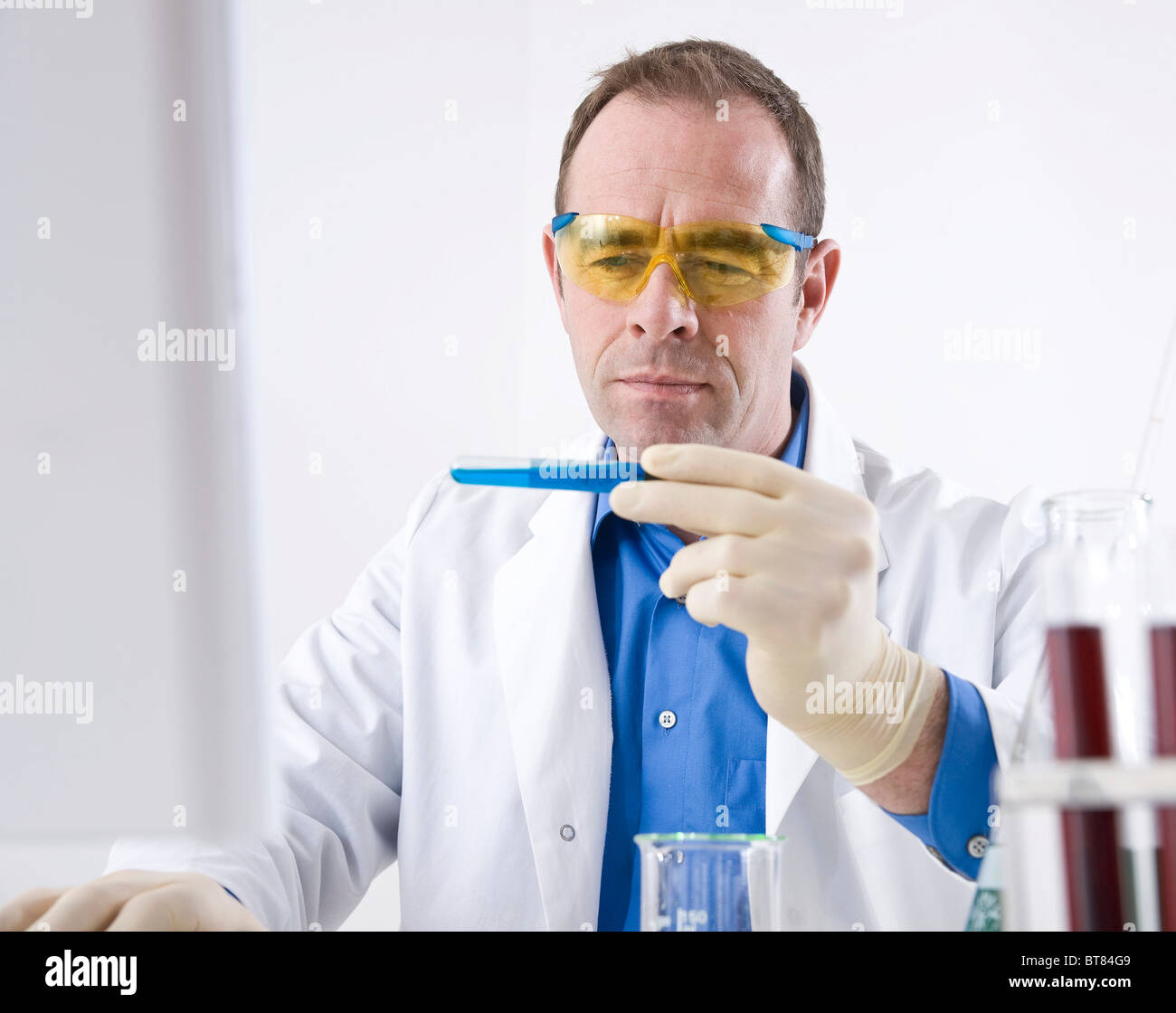 Man working on an experiment in a laboratory Stock Photo - Alamy