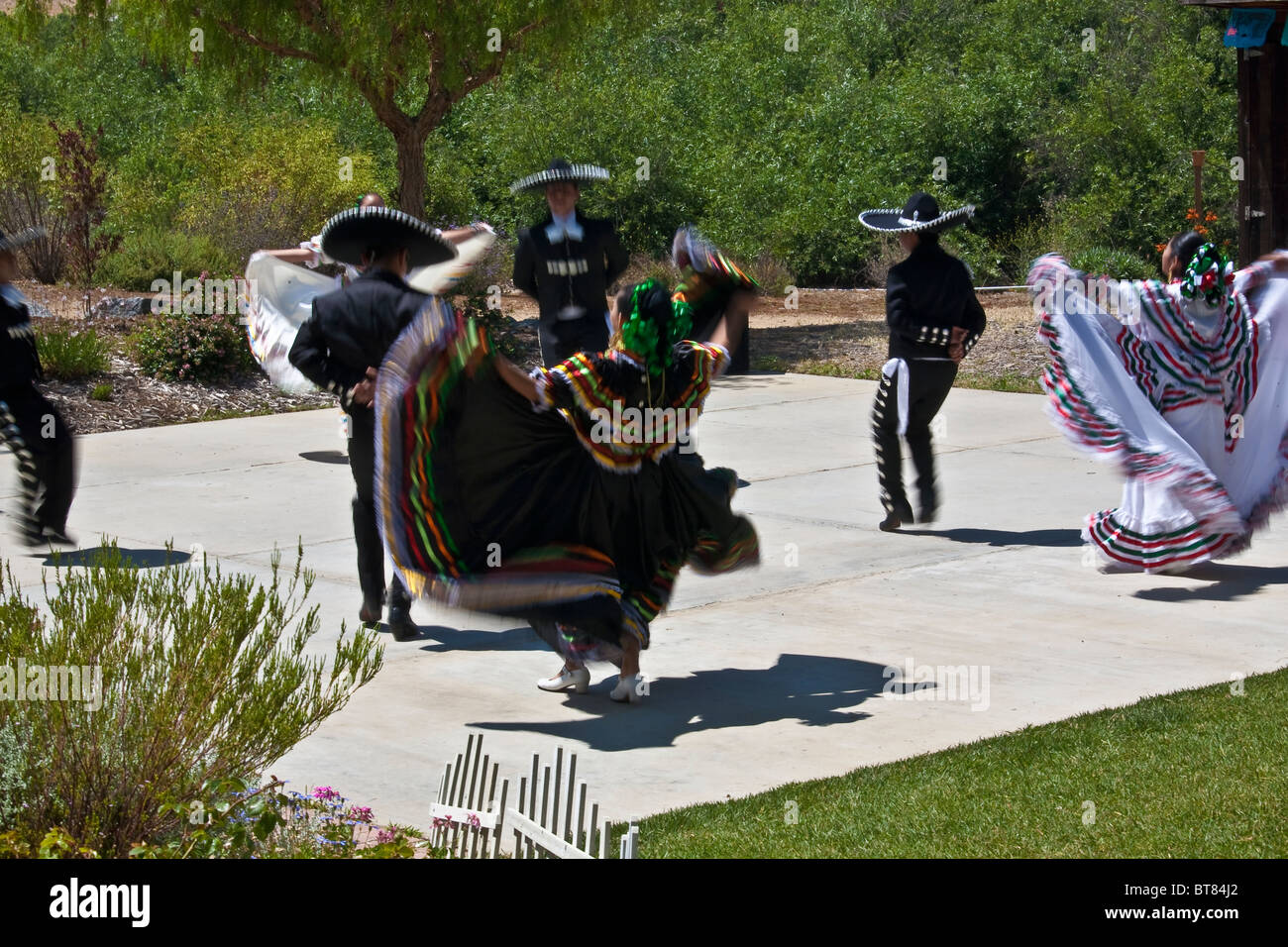 ballet folklorico mexican dancers performing outdoors Stock Photo - Alamy