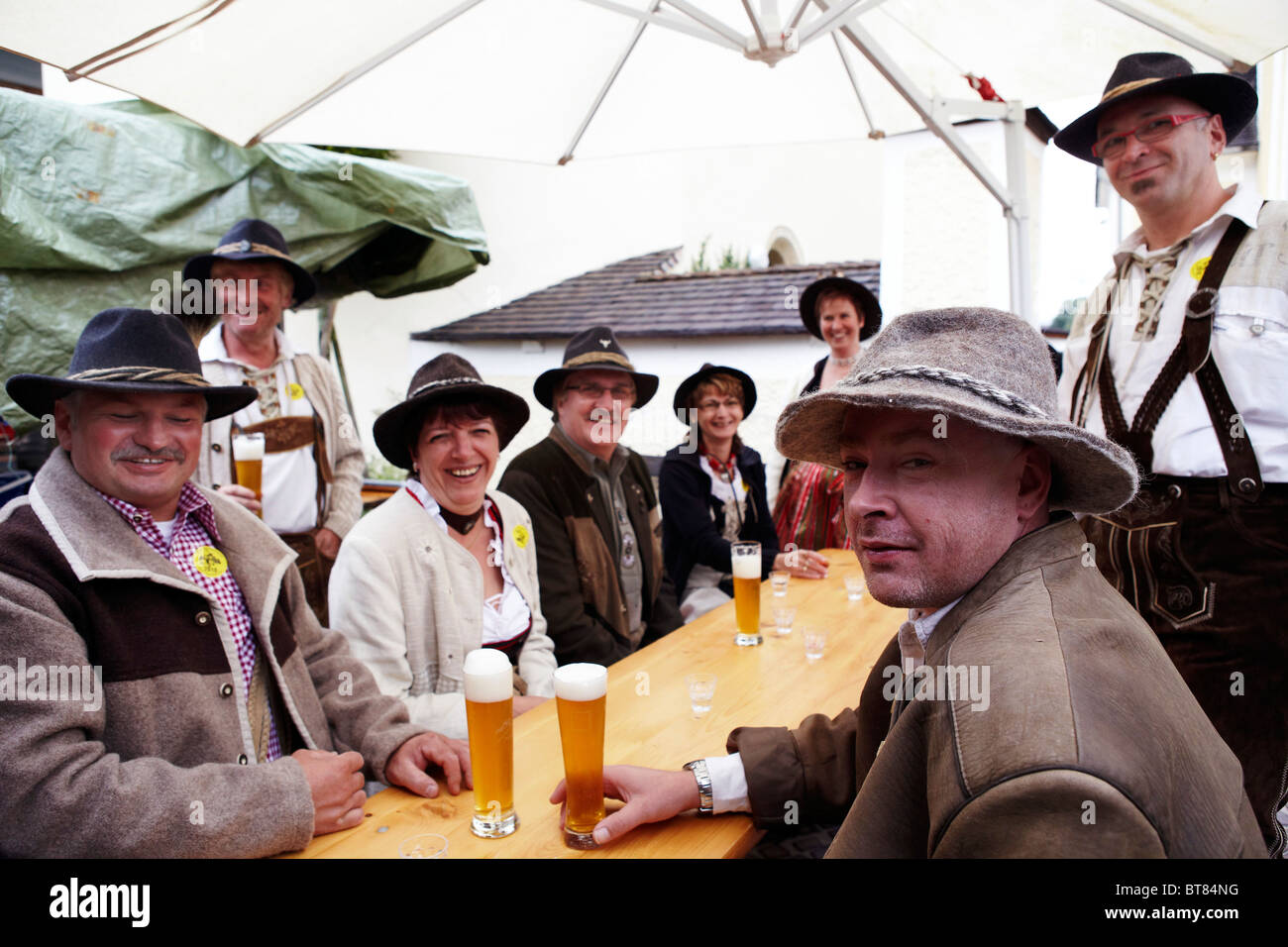 Men drinking beer round table hi-res stock photography and images - Alamy