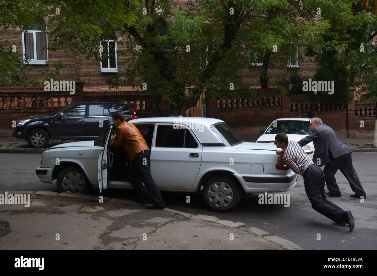 People push car hi-res stock photography and images - Alamy