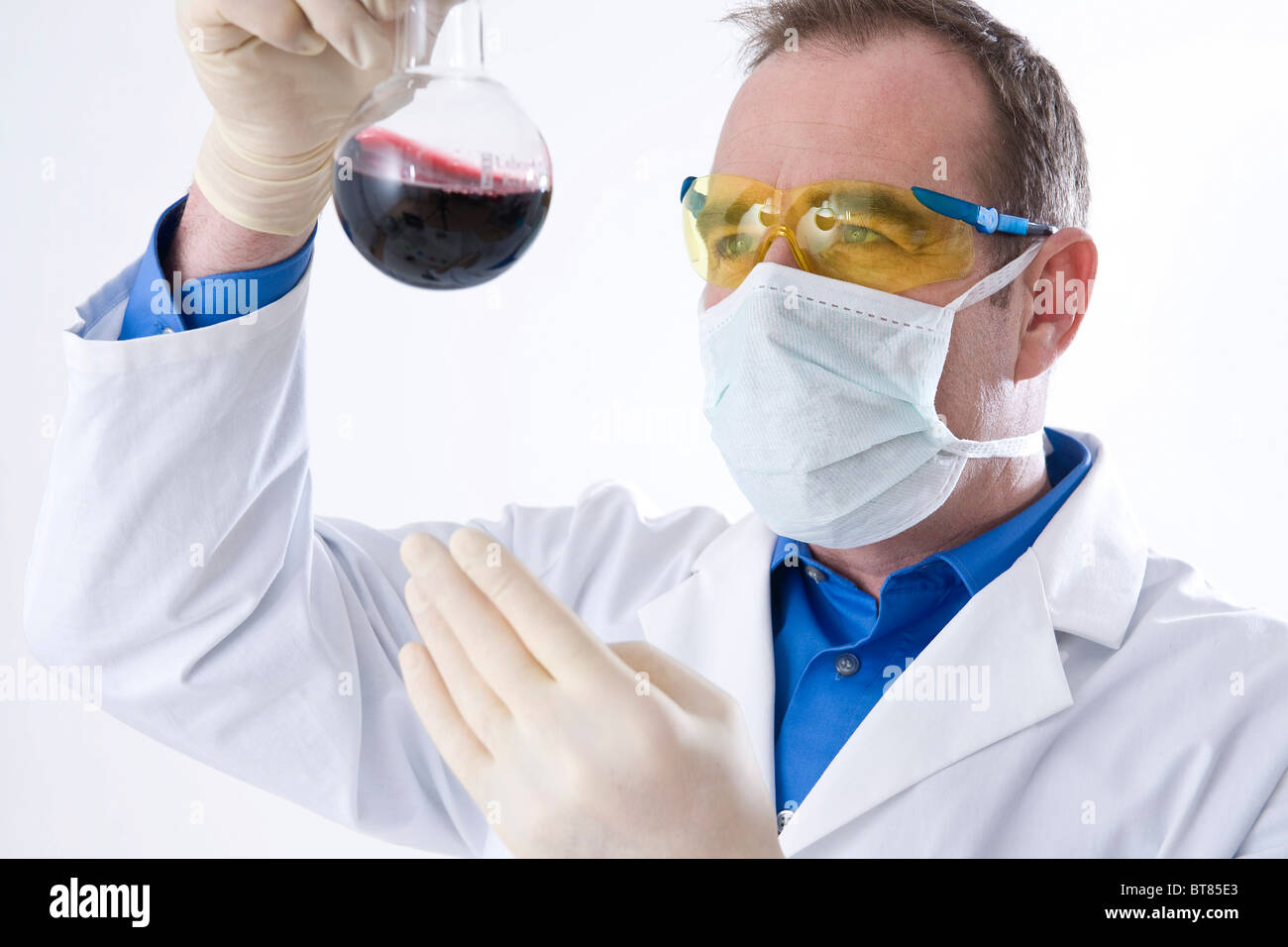 Man working on an experiment in a laboratory Stock Photo - Alamy