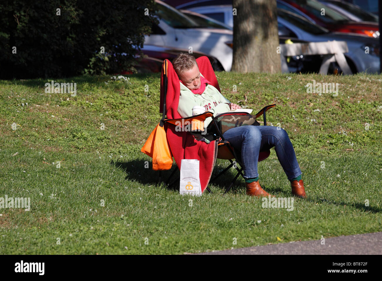Sleep in park hi-res stock photography and images - Alamy