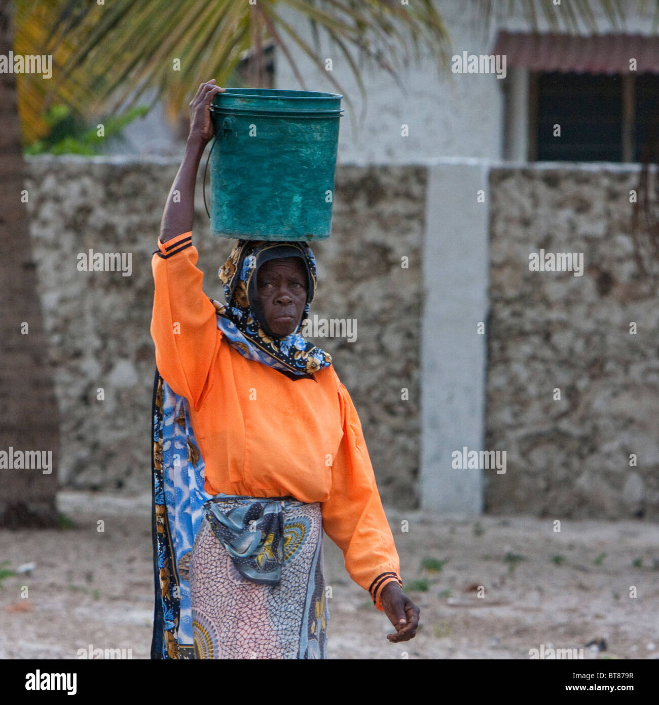 African woman carrying water on head hi-res stock photography and ...