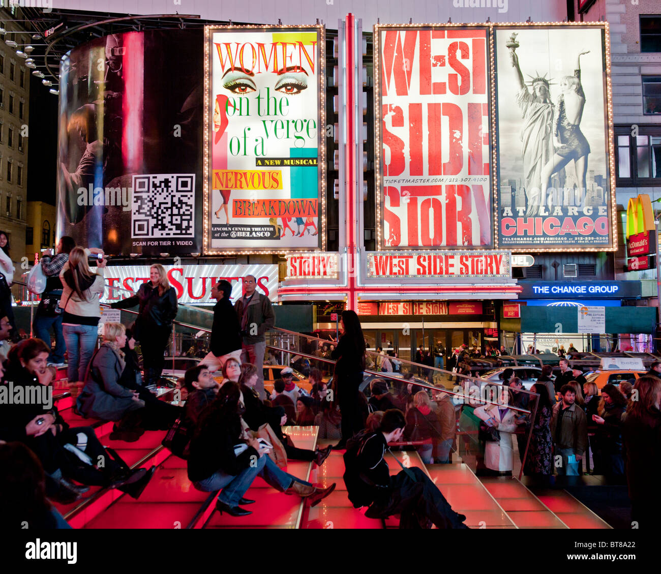 New york city crowd night hi-res stock photography and images - Alamy