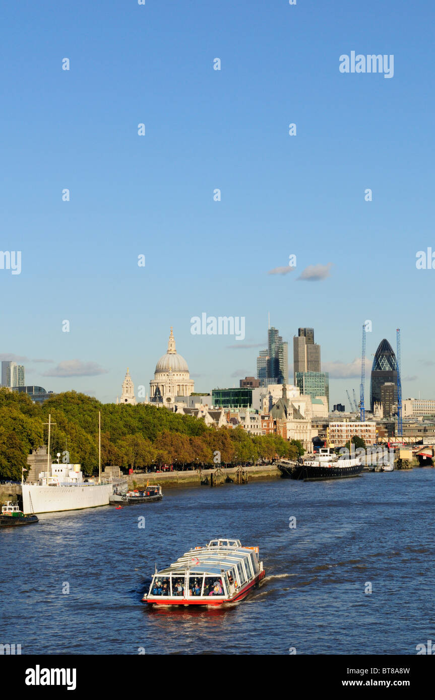 A City Sightseeing tourist cruise boat with City of London buildings ...