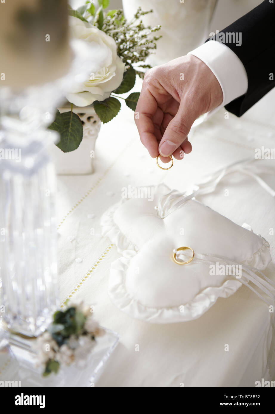 Holding right hand with ring hi-res stock photography and images - Alamy