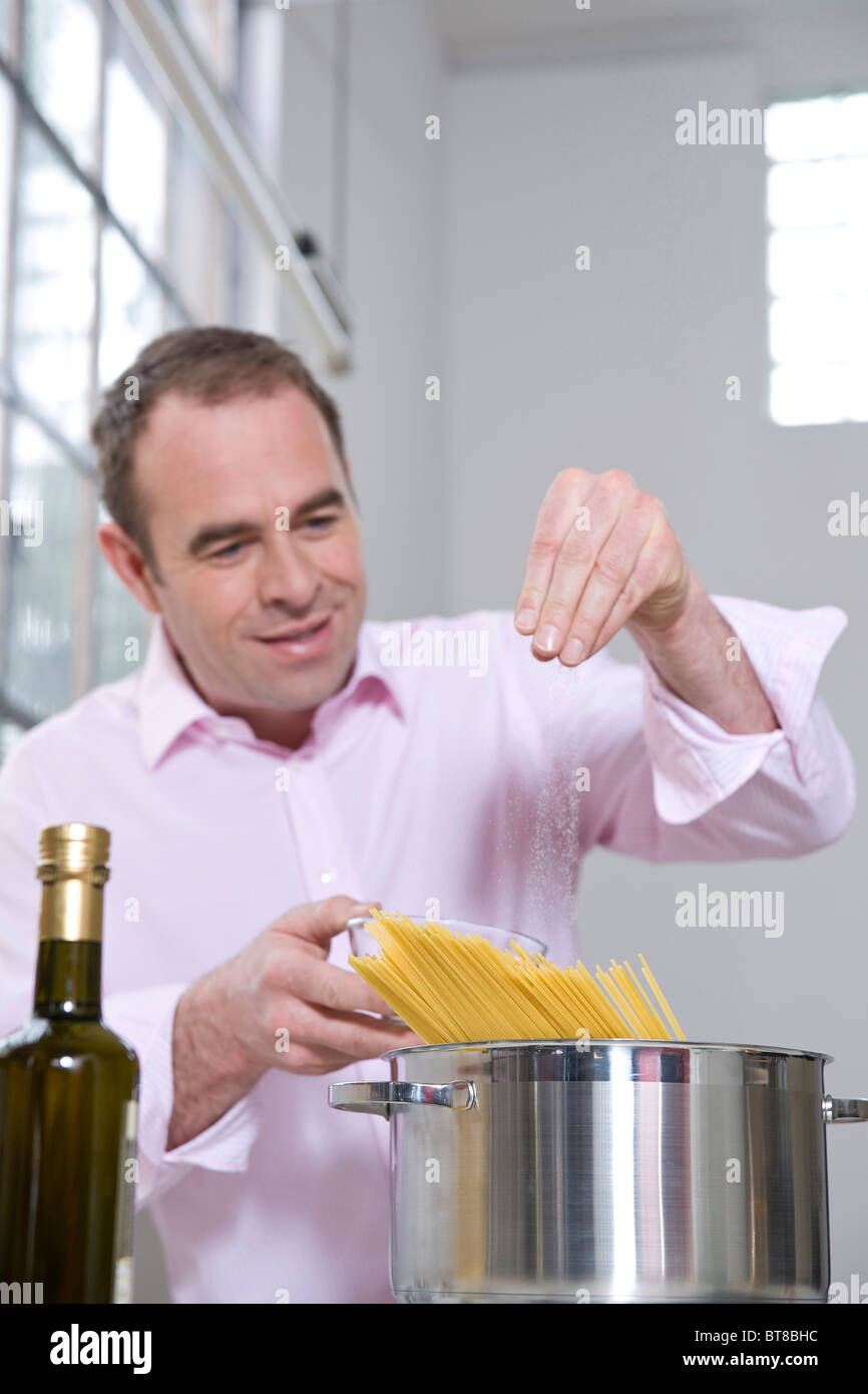 Man eating pot noodle hi-res stock photography and images - Alamy
