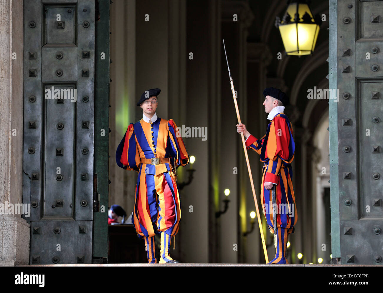 Swiss guards, St Peter's Square, Vatican City, Rome, Italy, EU Stock ...