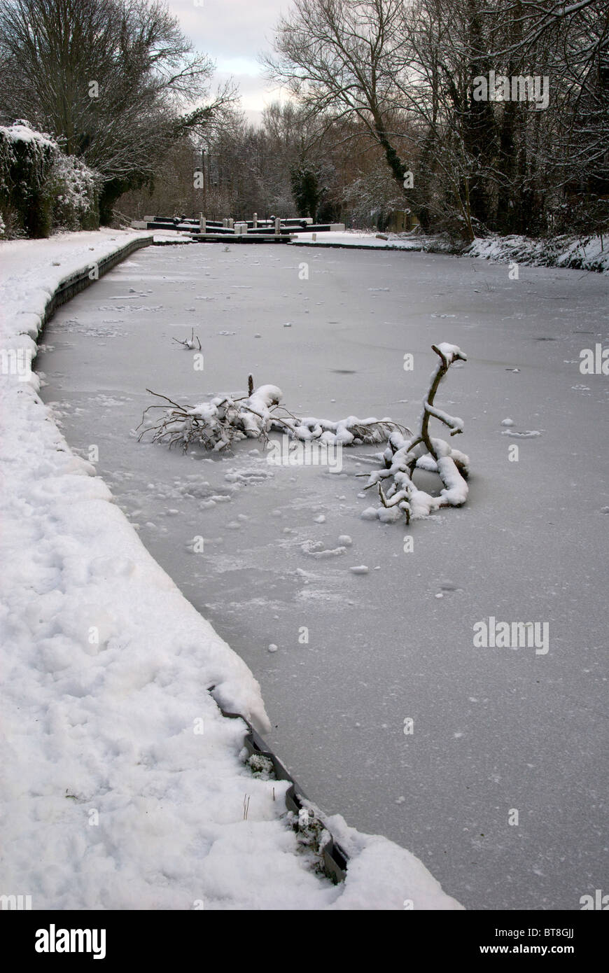 Kennet and Avon Canal Newbury Berkshire UK Snow 2010 Greenham Marina ...