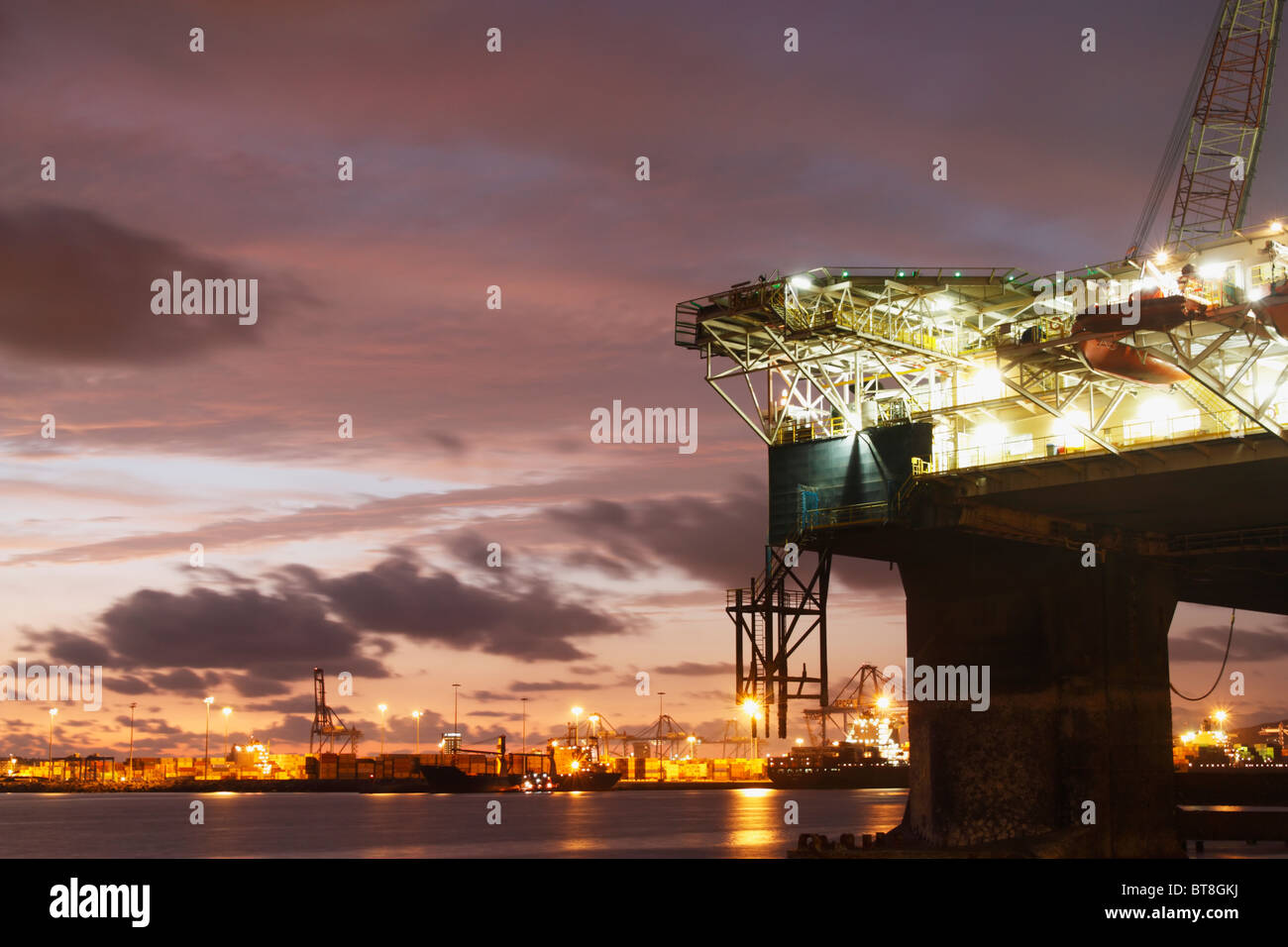 Oil rig helipad hi-res stock photography and images - Alamy