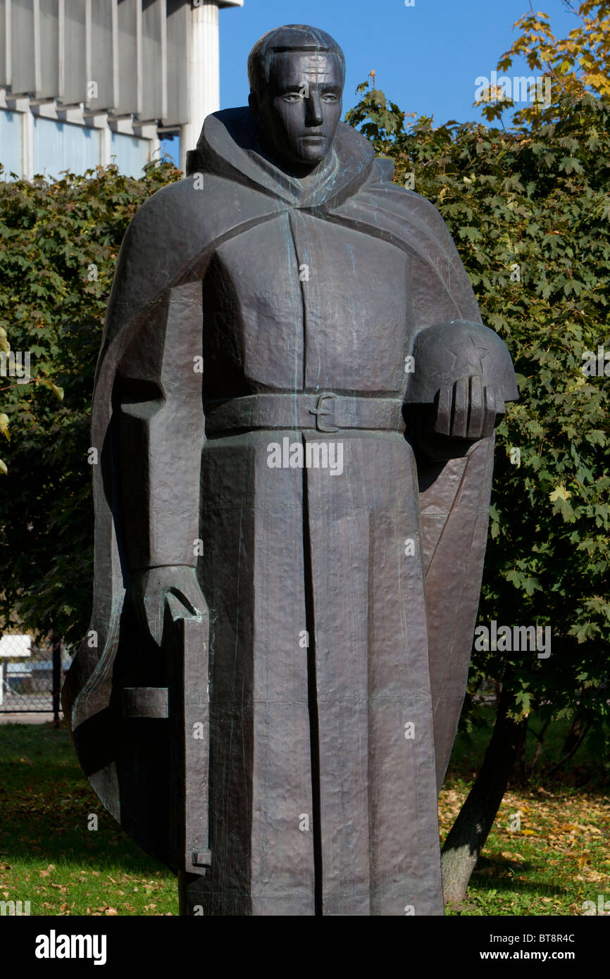Statue of a Red Army soldier at the Fallen Monument Park (Muzeon Park ...