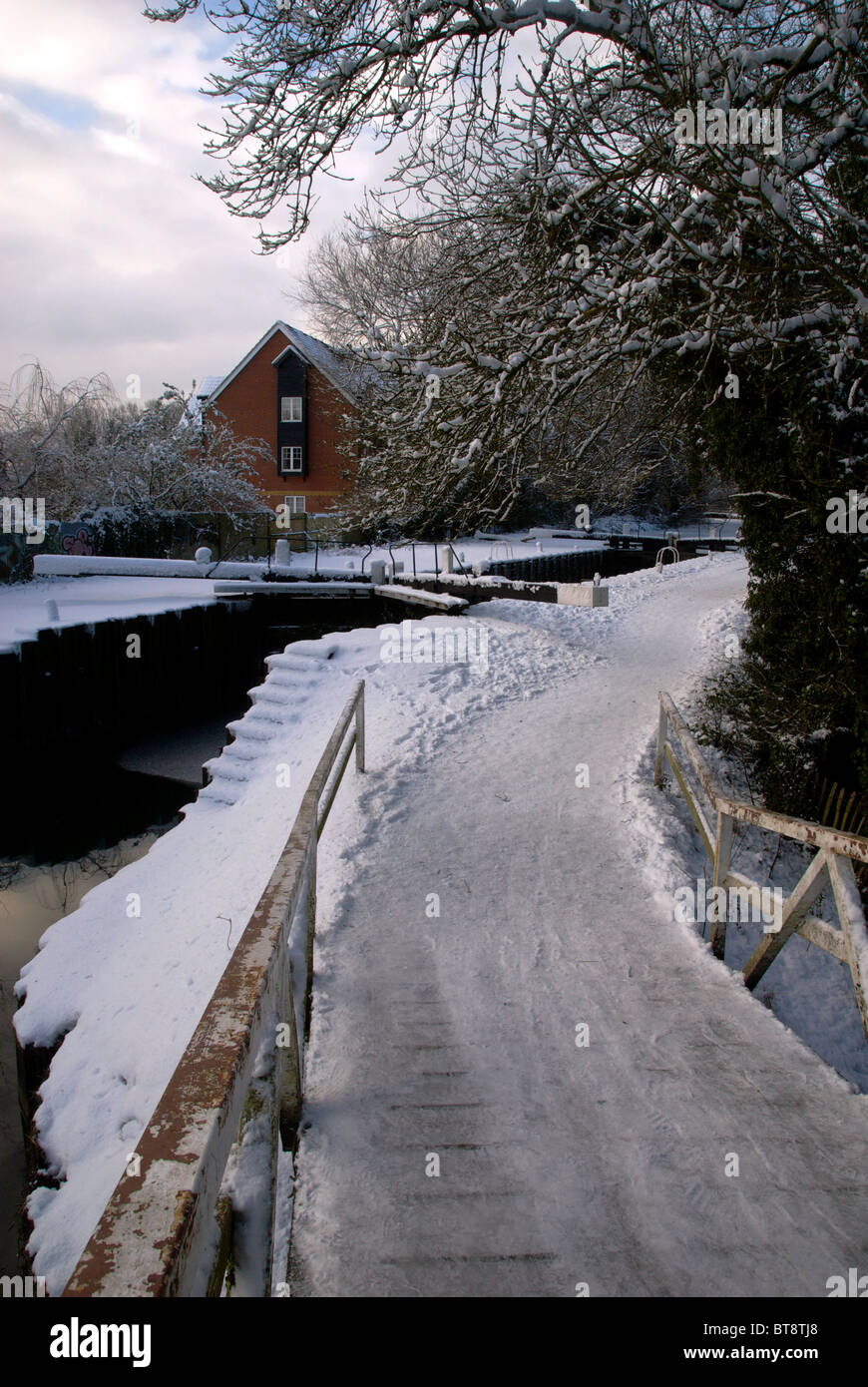 Kennet and Avon Canal Newbury Berkshire UK Greenham Lock Snow 2010 Ice ...