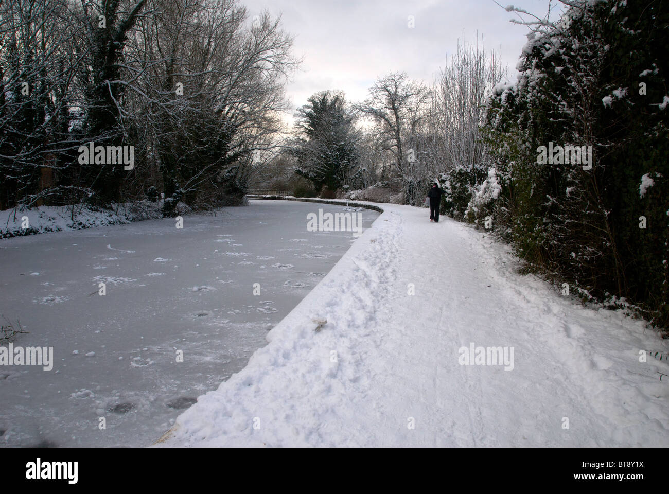 Kennet and Avon Canal Newbury Berkshire UK Greenham Lock Snow 2010 Ice ...