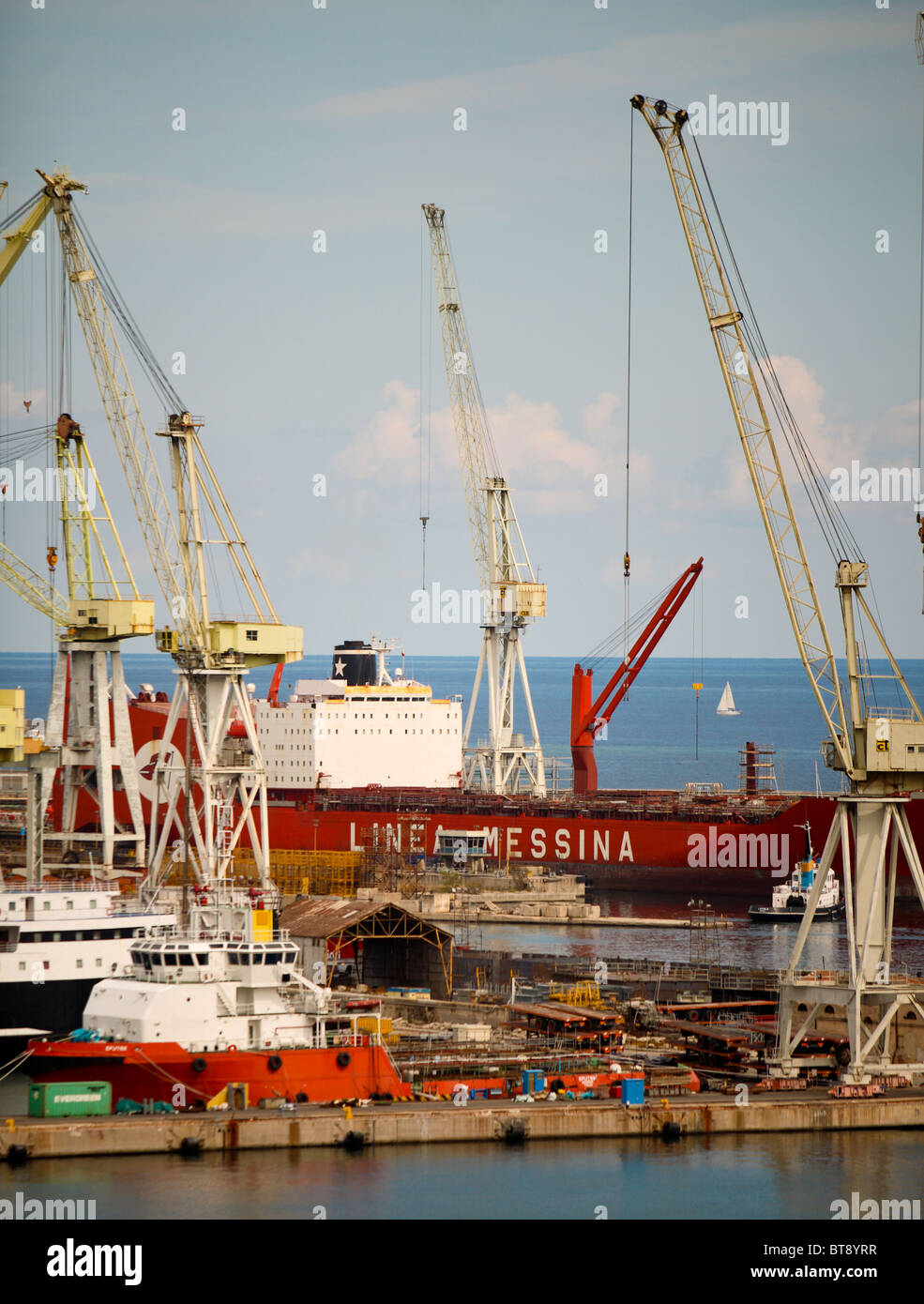 Repair shipyards hi-res stock photography and images - Alamy