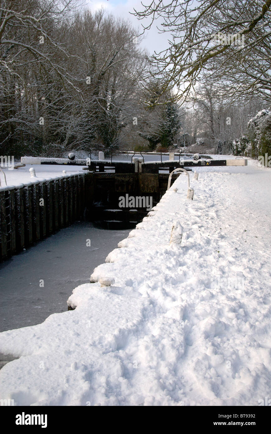 Kennet and Avon Canal Newbury Berkshire UK Greenham Lock Snow 2010 Ice ...