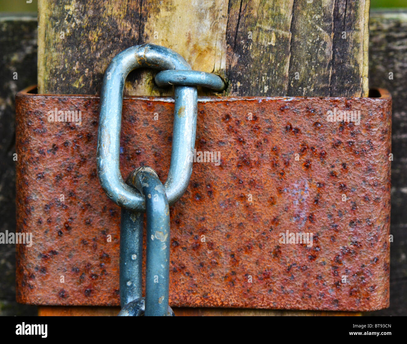 Red rust chain hi-res stock photography and images - Alamy