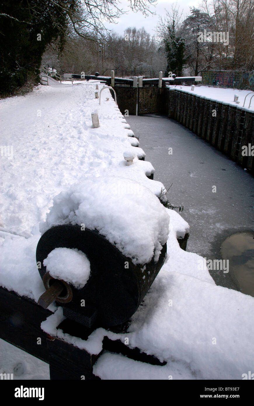 Kennet and Avon Canal Newbury Berkshire UK Snow Greenham Lock Ice Stock ...