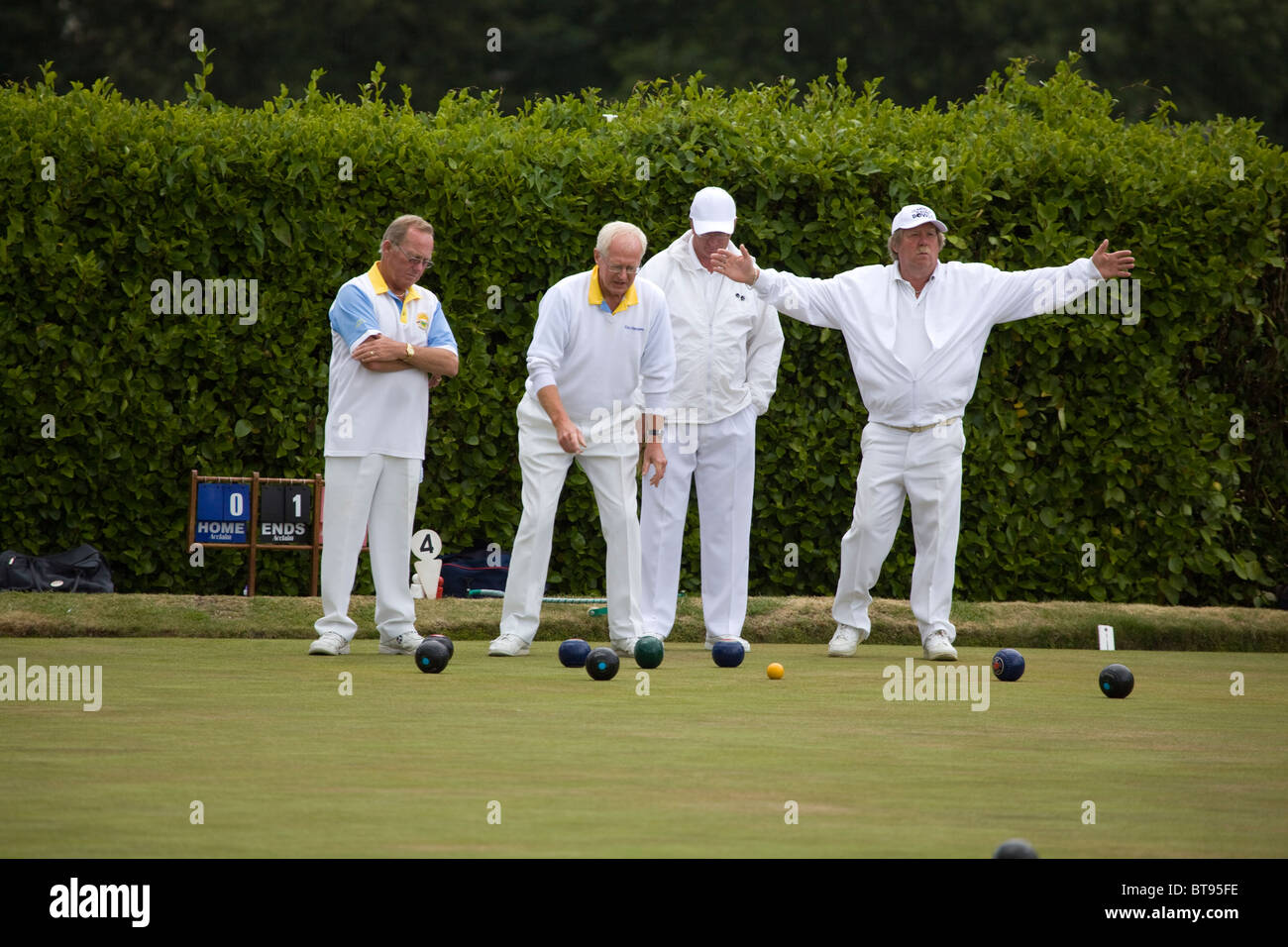 Seniors playing bowls hi-res stock photography and images - Alamy
