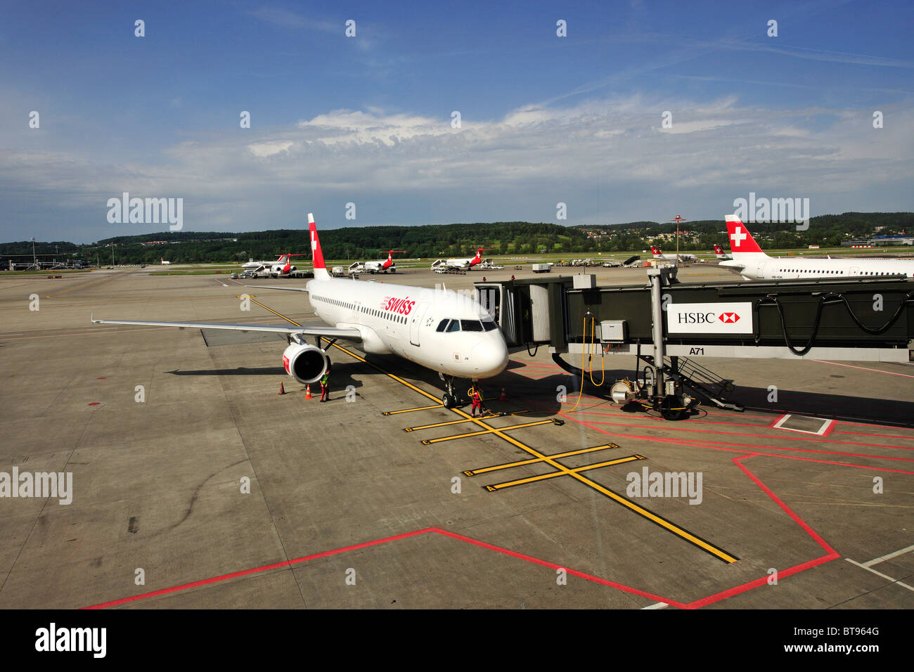 Airport finger hi-res stock photography and images - Alamy