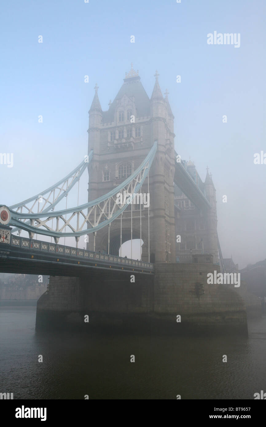 Tower bridge in fog hi-res stock photography and images - Alamy
