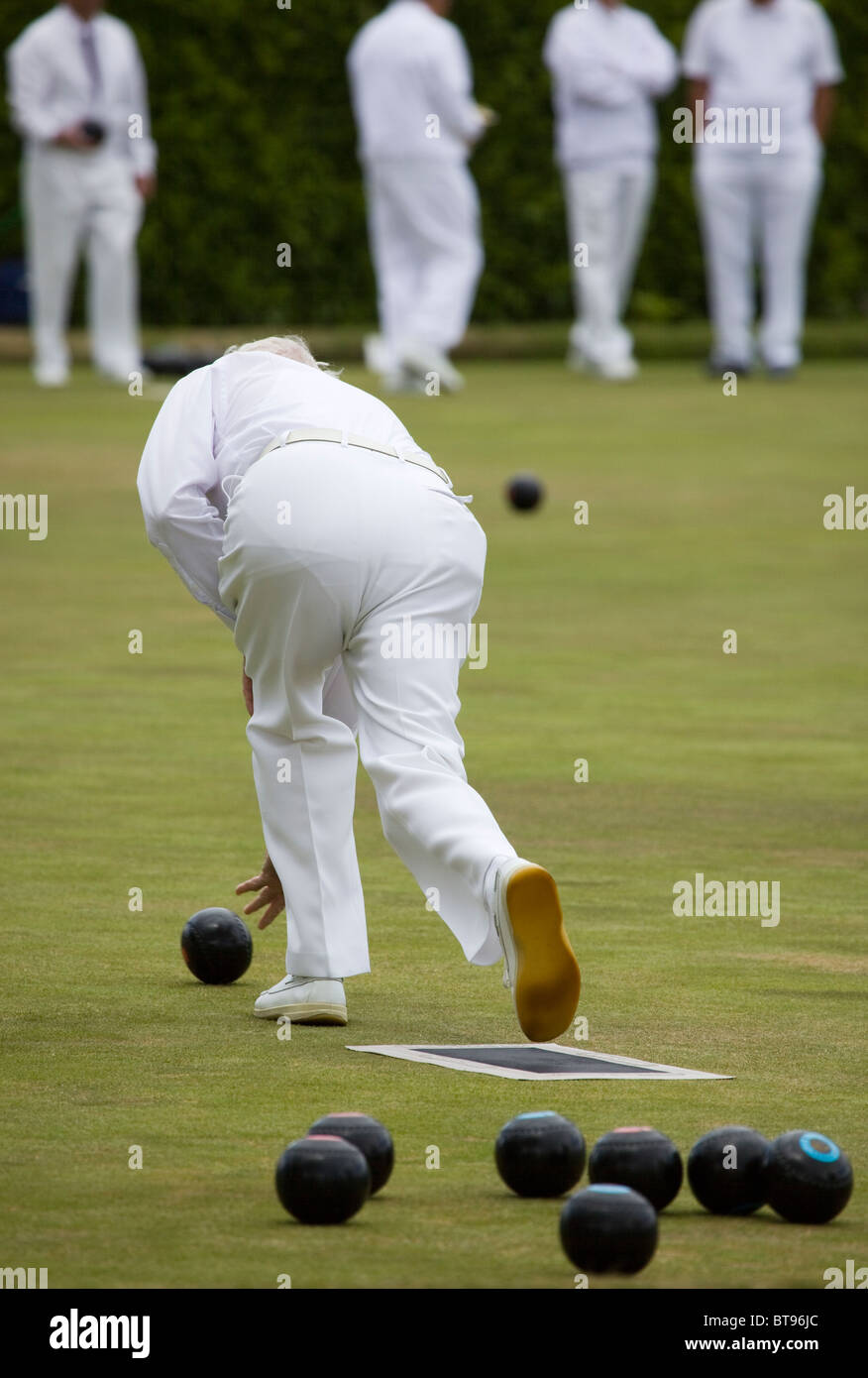 Seniors playing bowls hi-res stock photography and images - Alamy