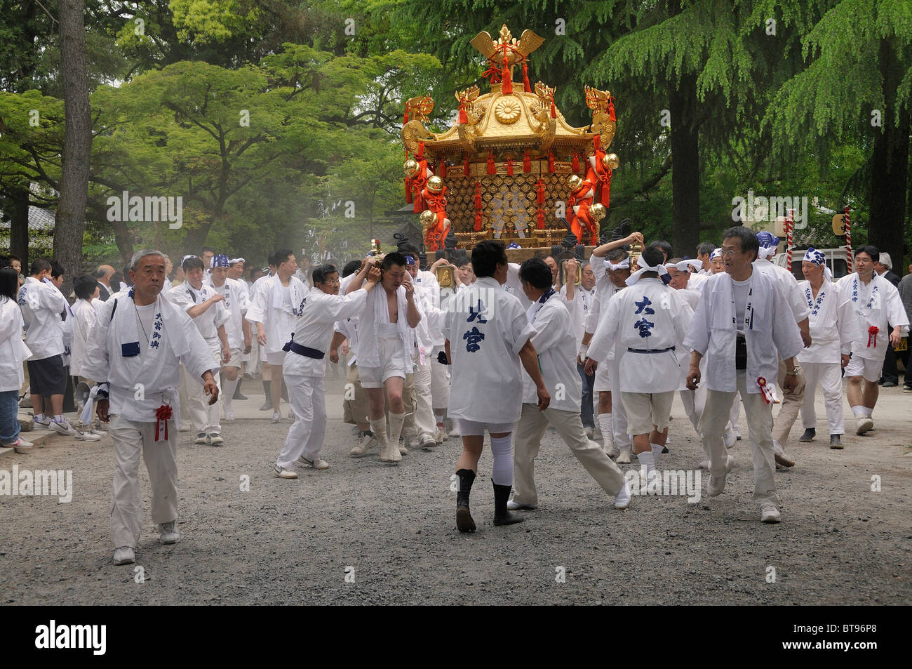 Matsuri, shrine festival, start of the procession from the Shinto ...