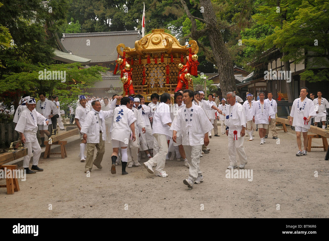 Matsuri, shrine festival, start of the procession from the Shinto ...