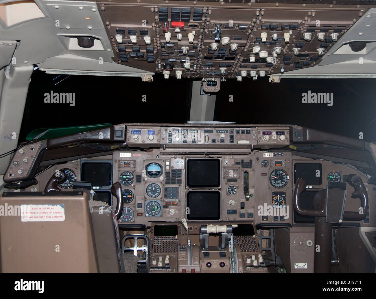 Aircraft cockpit dials and switches hi-res stock photography and images ...