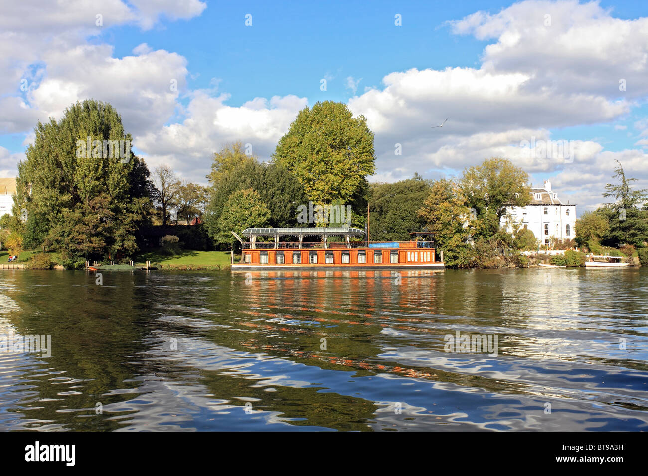 Houseboat river thames hi-res stock photography and images - Alamy