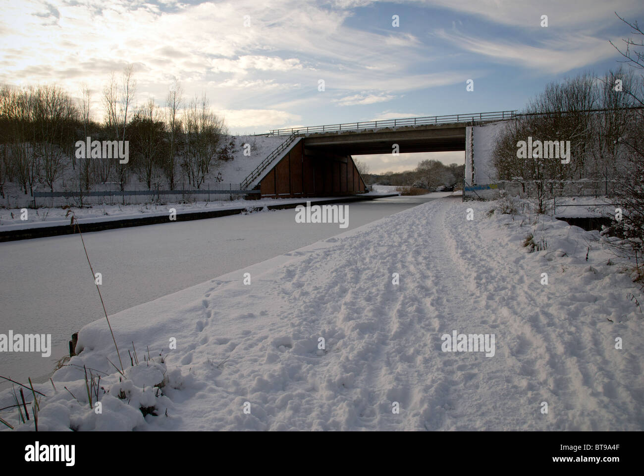 Kennet and Avon Canal Newbury Berkshire UK Snow A34 Bypass Bridge Stock ...
