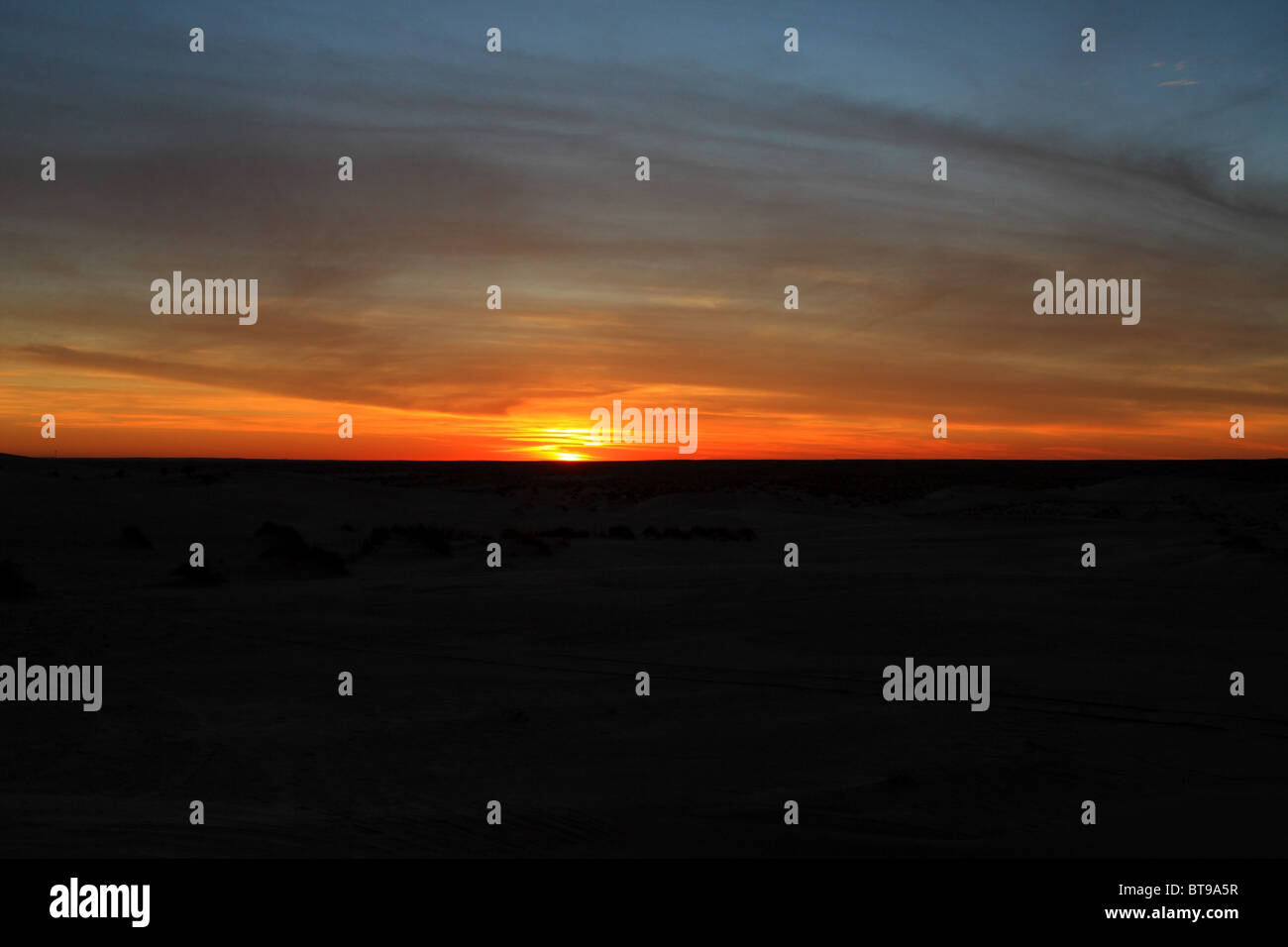 Sunset over the Sahara Desert, near Tozeur, western Tunisia Stock Photo ...