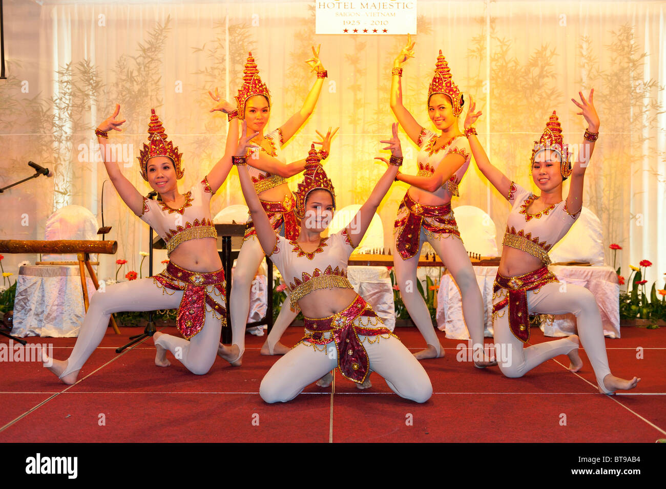 Traditional vietnamese dance hi-res stock photography and images - Alamy