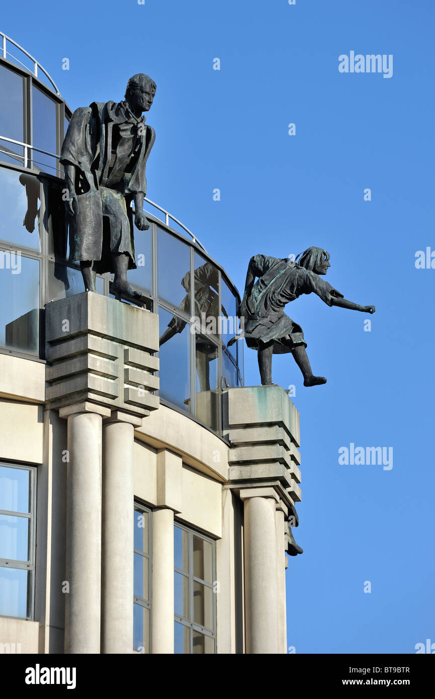 Statues shopping centre hi-res stock photography and images - Alamy