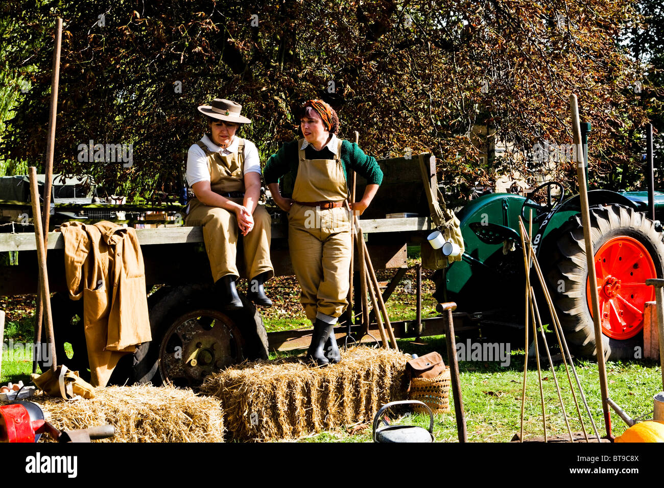 Land girls world war ii hi-res stock photography and images - Alamy