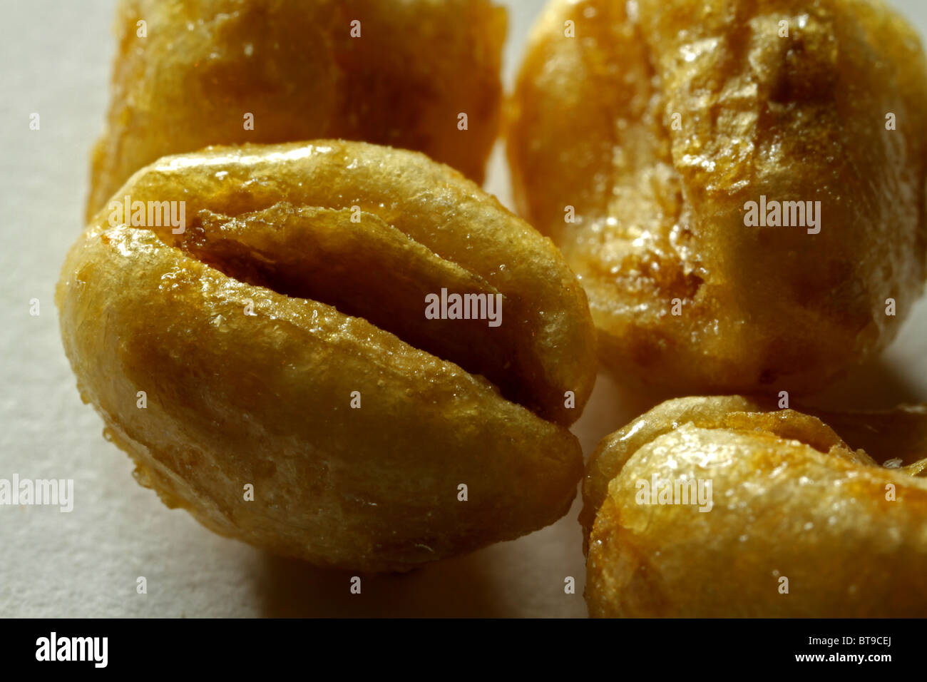 Macro of puffed wheat coated in honey Stock Photo - Alamy